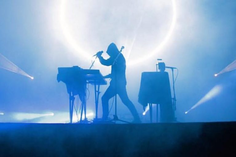 Liberato, chi è il cantante mascherato che ha suonato al Maradona