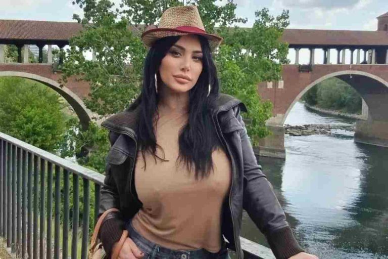 Scollatura infinita: Marika Fruscio lascia senza fiato